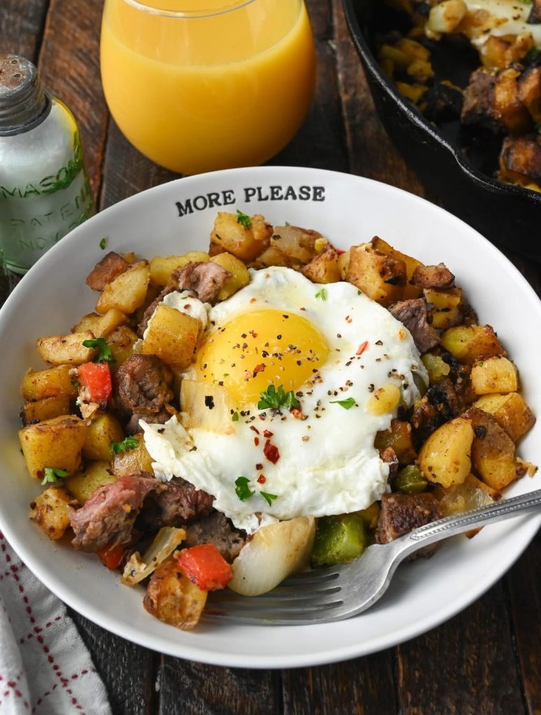 Steak & Potato Breakfast Hash with Fried Egg – Yum Recipes
